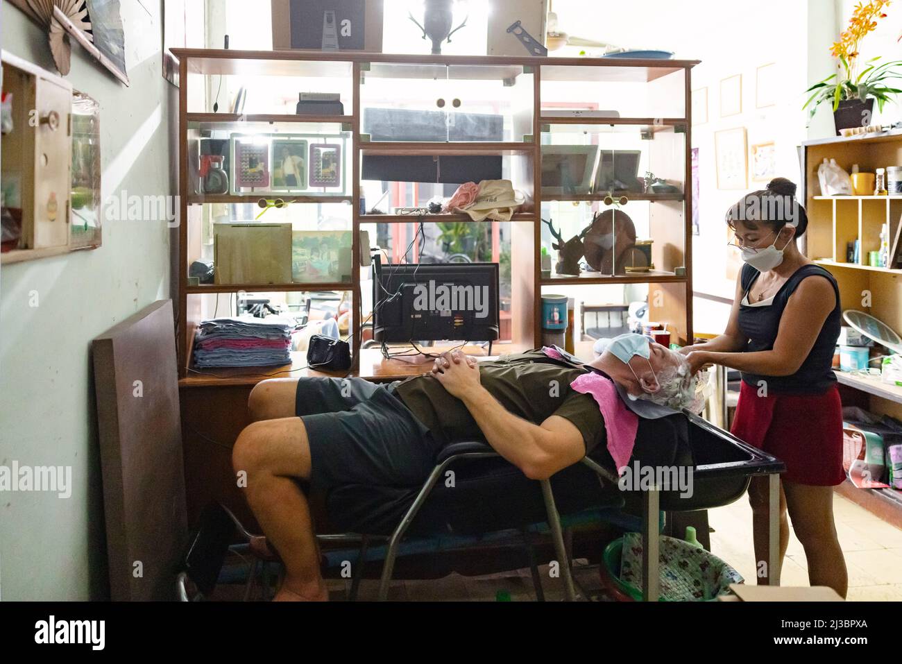 Hair dresser wash hi-res stock photography and images - Alamy