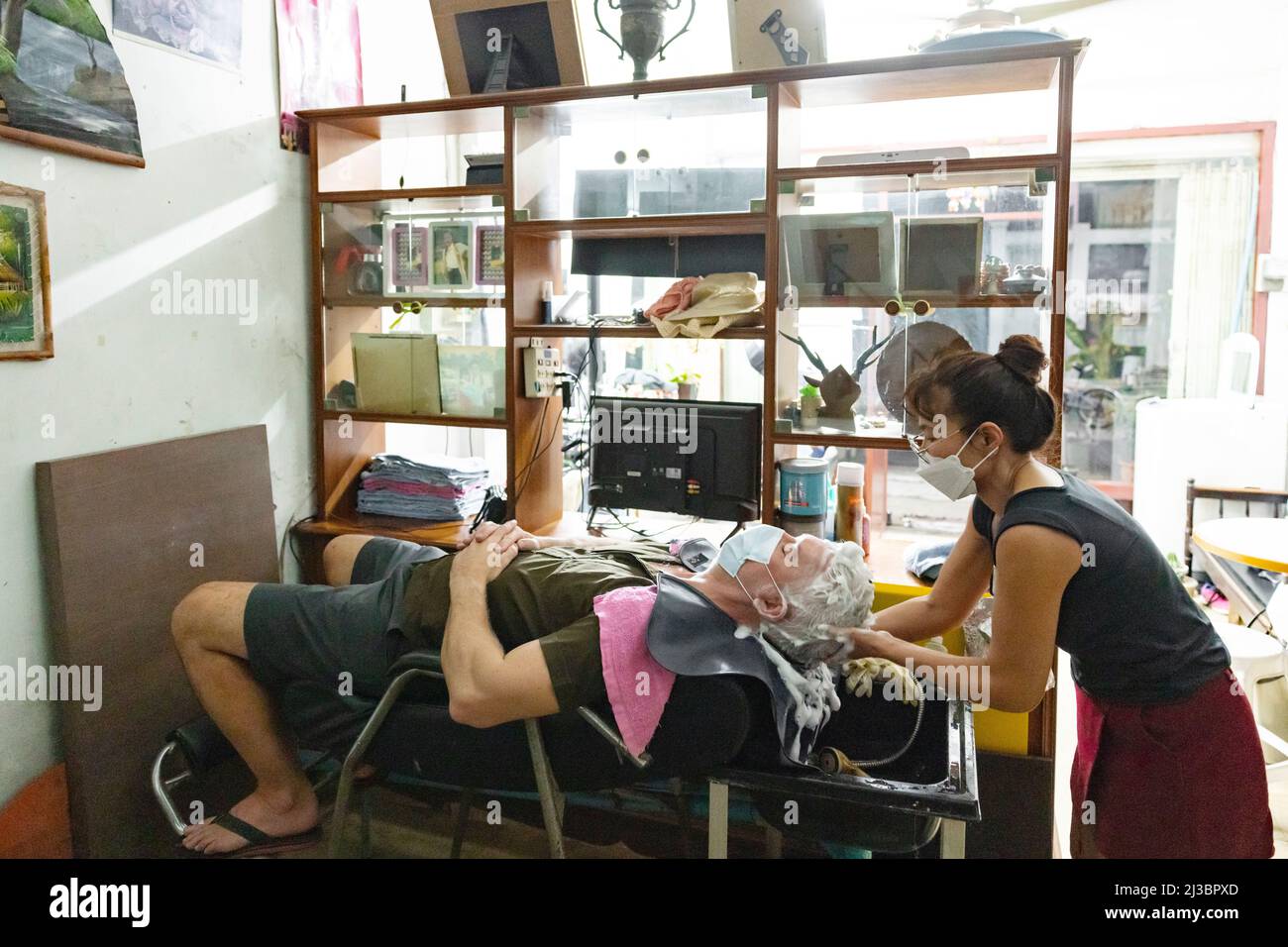 Hair dresser wash hi-res stock photography and images - Alamy