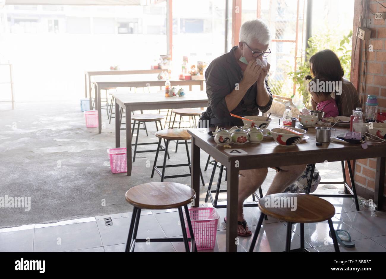 Family eating lunch hi-res stock photography and images - Alamy