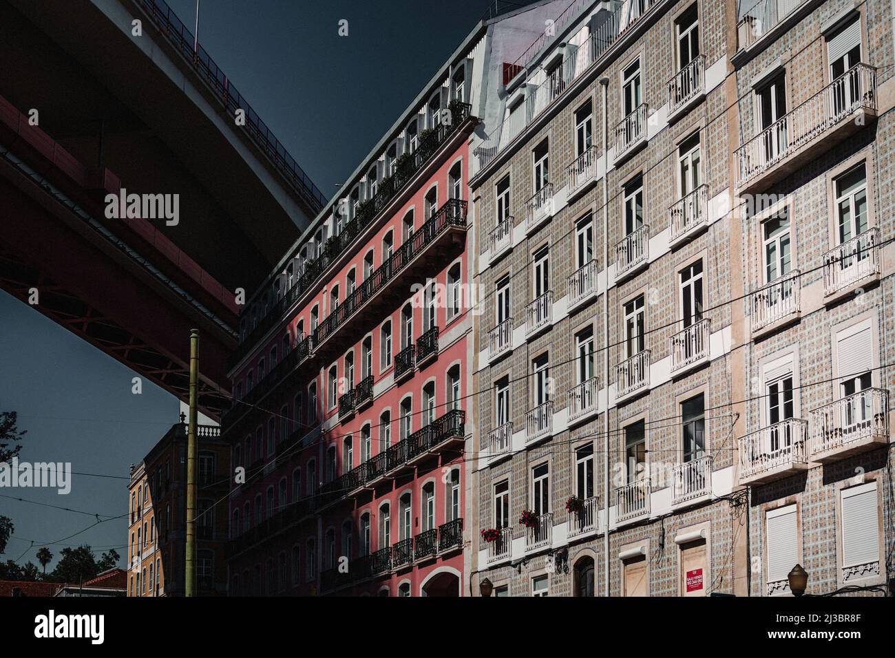 Buildings under bridge hi-res stock photography and images - Alamy