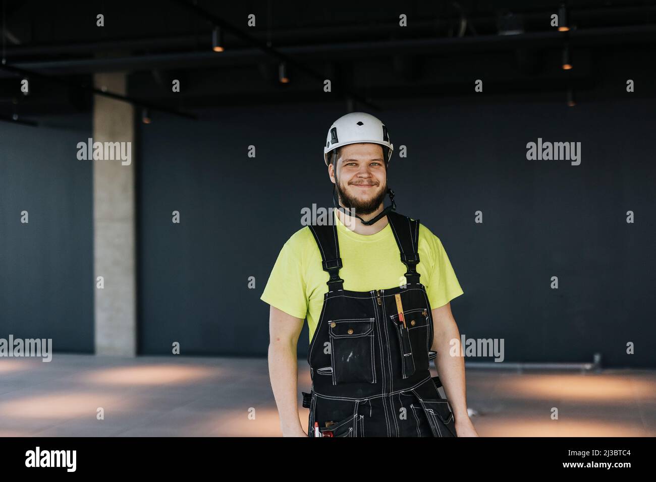 Worker at construction site Stock Photo - Alamy
