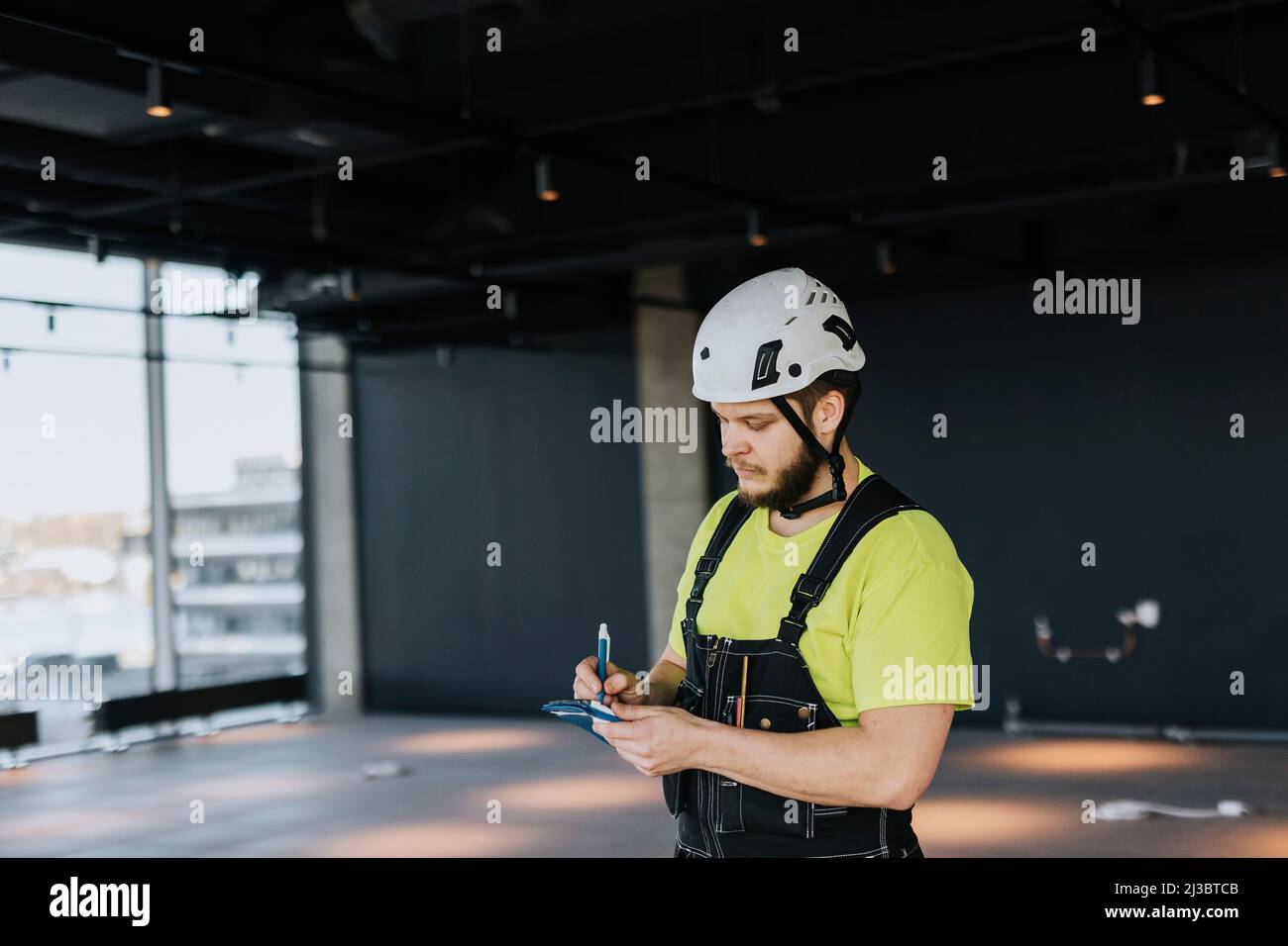 Worker at construction site Stock Photo - Alamy