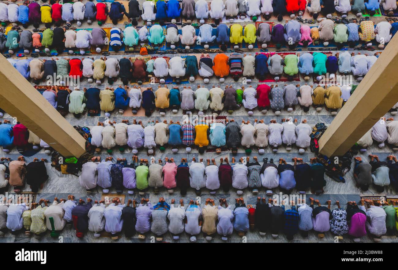 The Muslim devotees are giving sajdah Stock Photo - Alamy