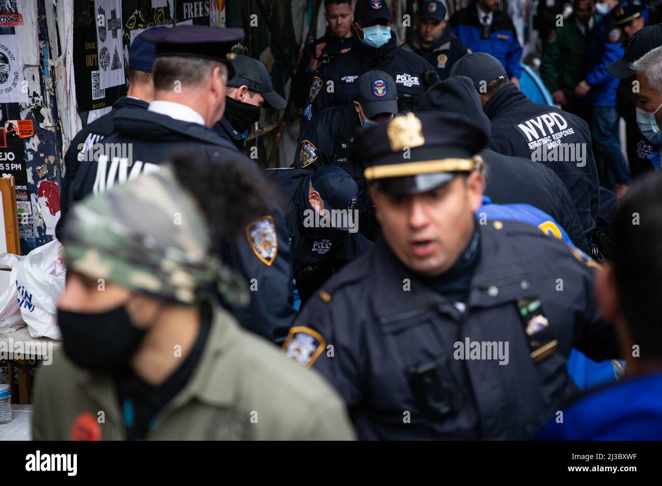Nyc homeless tents hi-res stock photography and images - Alamy