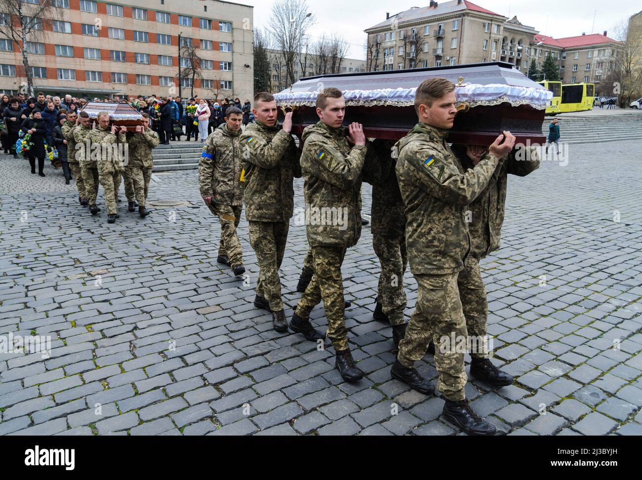 Lviv, Ukraine. 06th Apr, 2022. Ukrainian servicemen carry the coffins ...