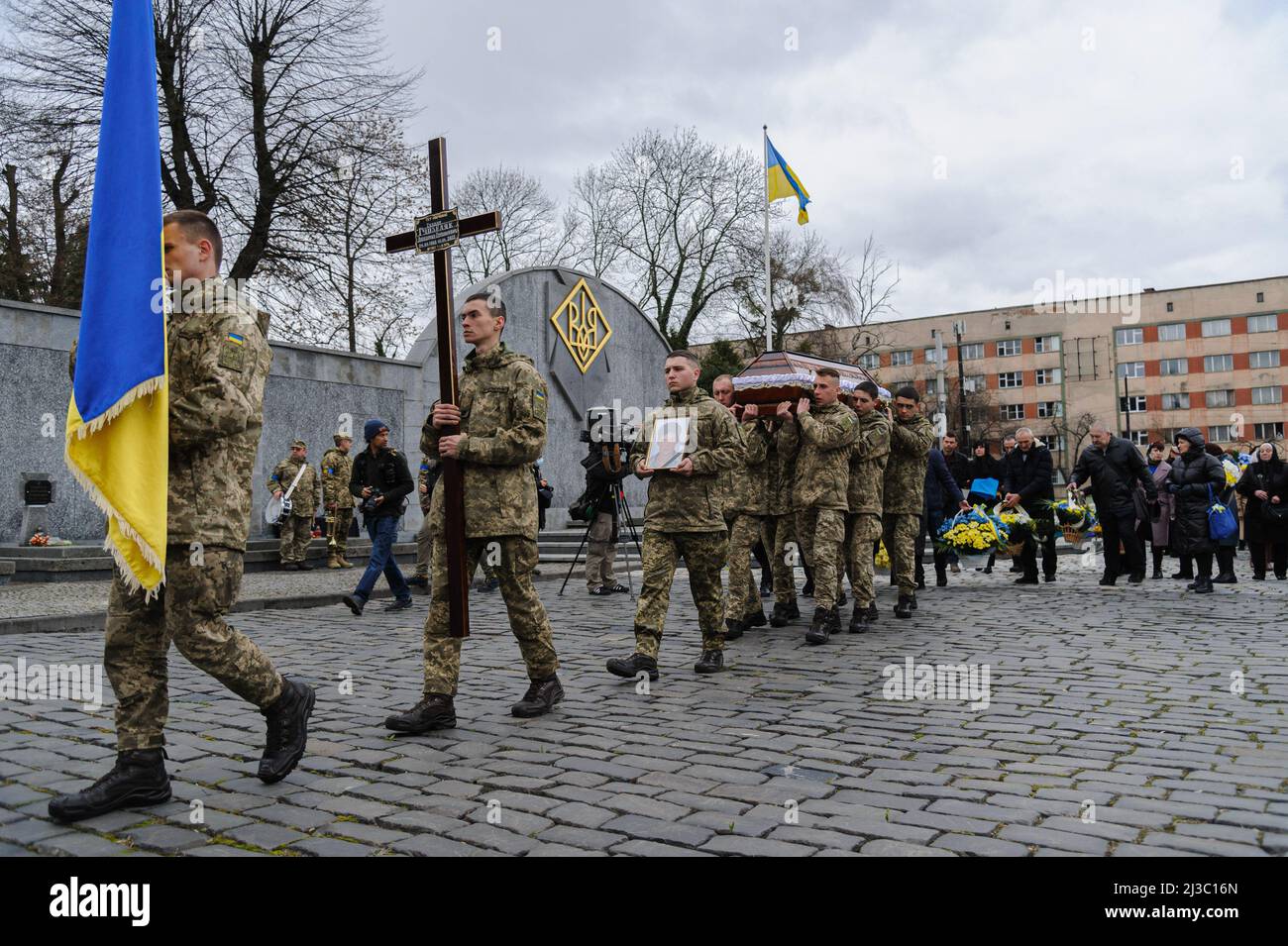 Lviv, Ukraine. 06th Apr, 2022. Ukrainian servicemen carry the coffins ...