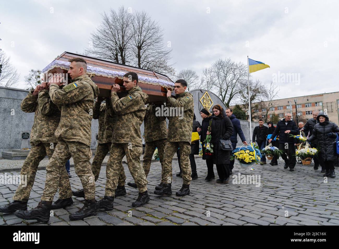 Lviv, Ukraine. 06th Apr, 2022. Ukrainian servicemen carry the coffins ...