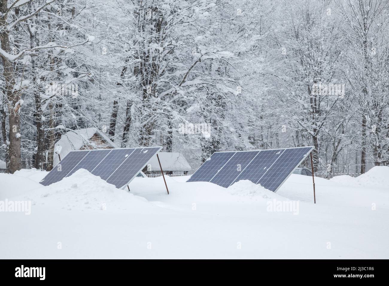 Snowy solar panels hi-res stock photography and images - Alamy