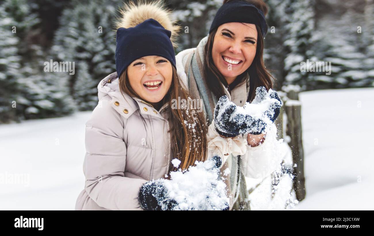 Handsome mother and his daughter are having fun outdoor in winter Stock ...