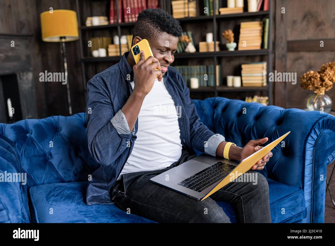 Black man speaking camera doing hi-res stock photography and images - Alamy