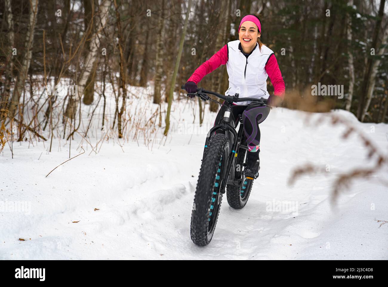 Women mountain biking hi-res stock photography and images - Alamy