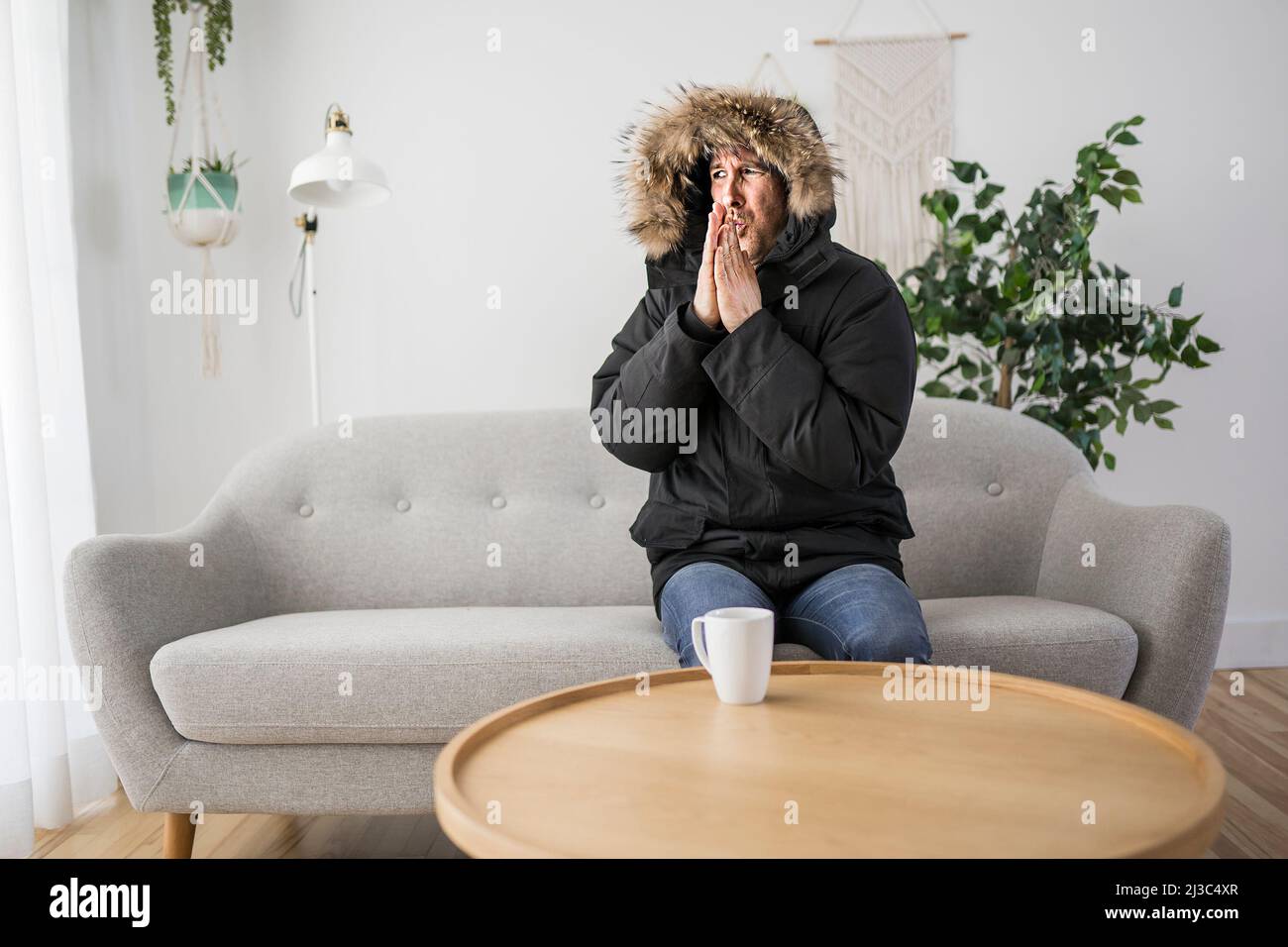 Person cold inside house hi-res stock photography and images - Alamy
