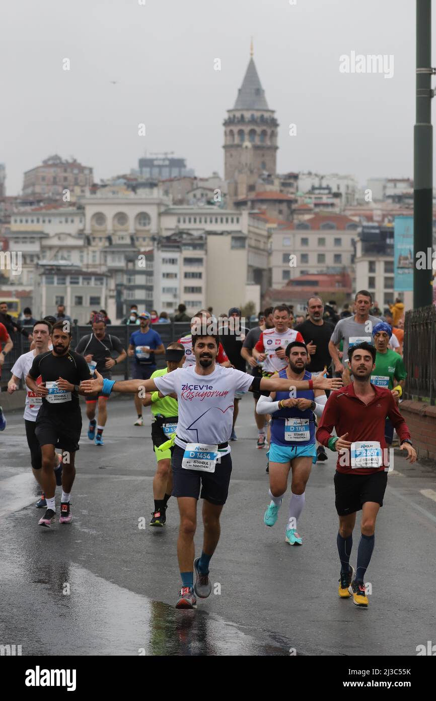 ISTANBUL, TURKEY - NOVEMBER 07, 2021: Athletes running in 43. Istanbul ...