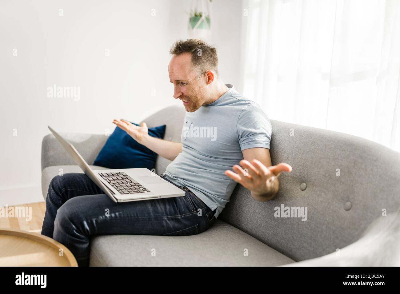 Sad guy computer hi-res stock photography and images - Alamy