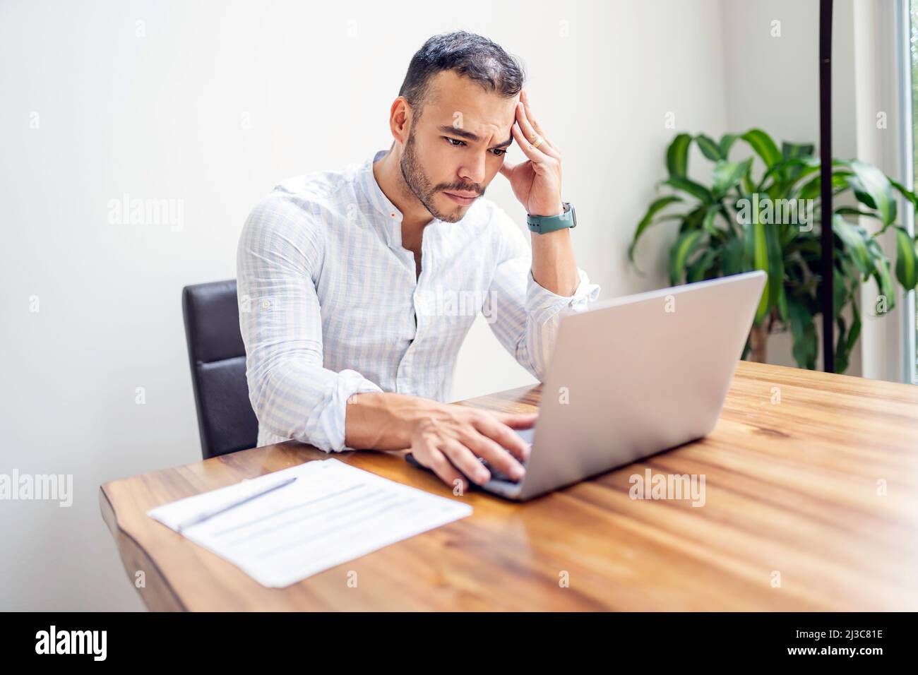 Mexican person using technology hi-res stock photography and images - Alamy