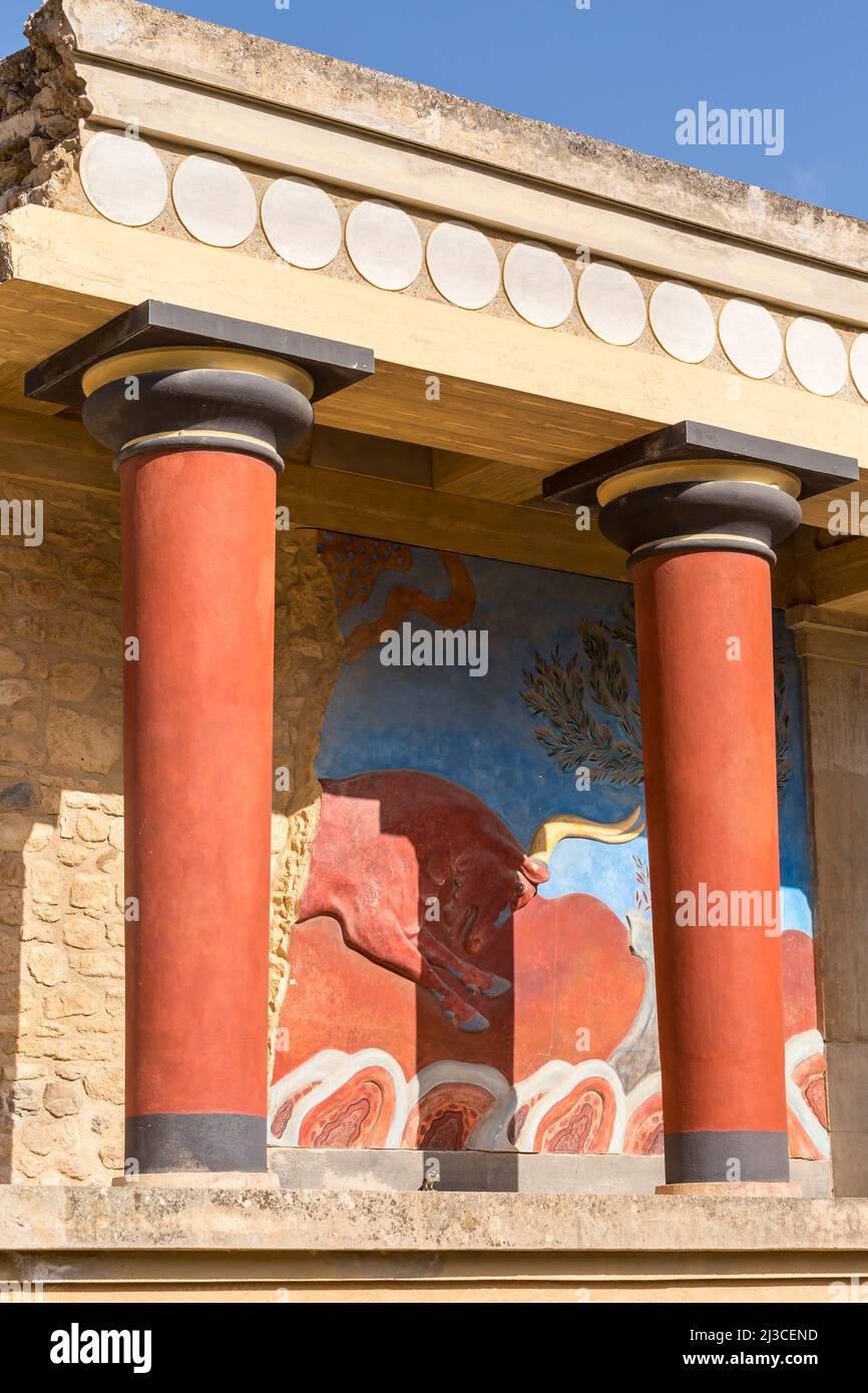 Close-up red columns, North Entrance of ancient Minoan Palace in ...