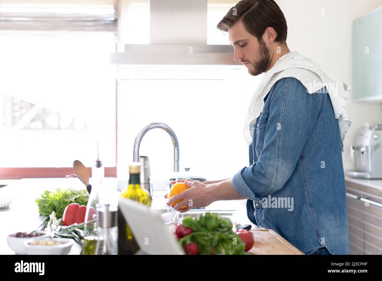 Water on lettuce in kitchen sink hi-res stock photography and images ...