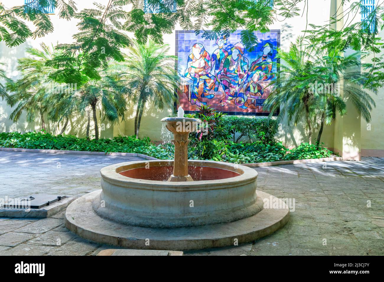 Fountain flowing water hi-res stock photography and images - Alamy