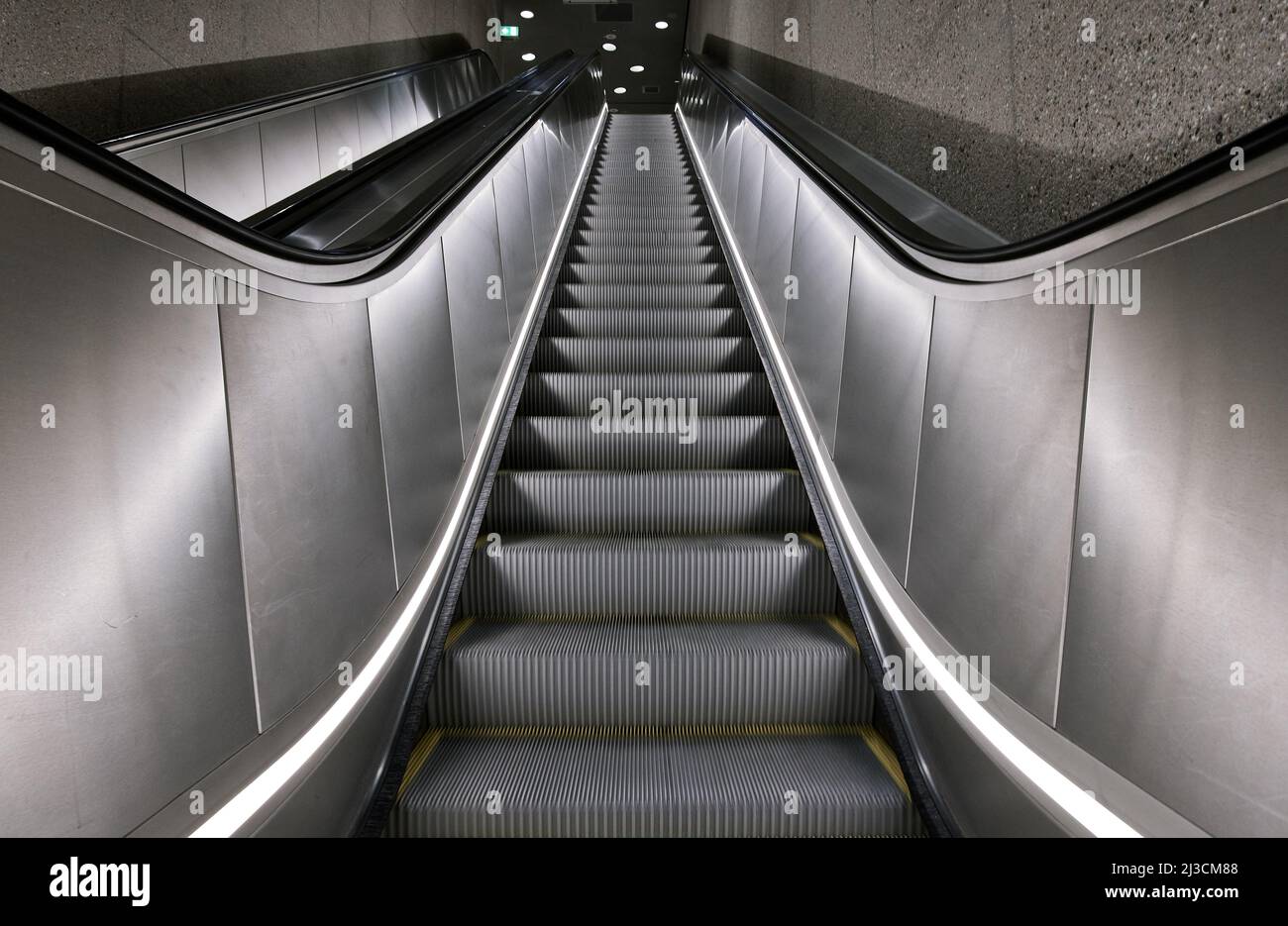Long steep escalators hi-res stock photography and images - Alamy