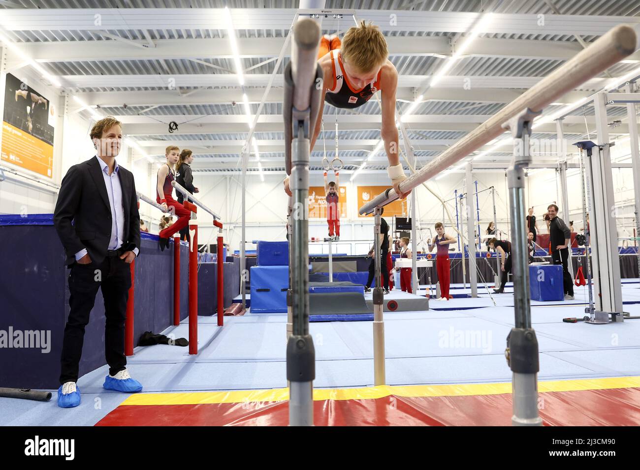 HeereNVEEN - Gymnast Epke Zonderland looks at the training of young ...