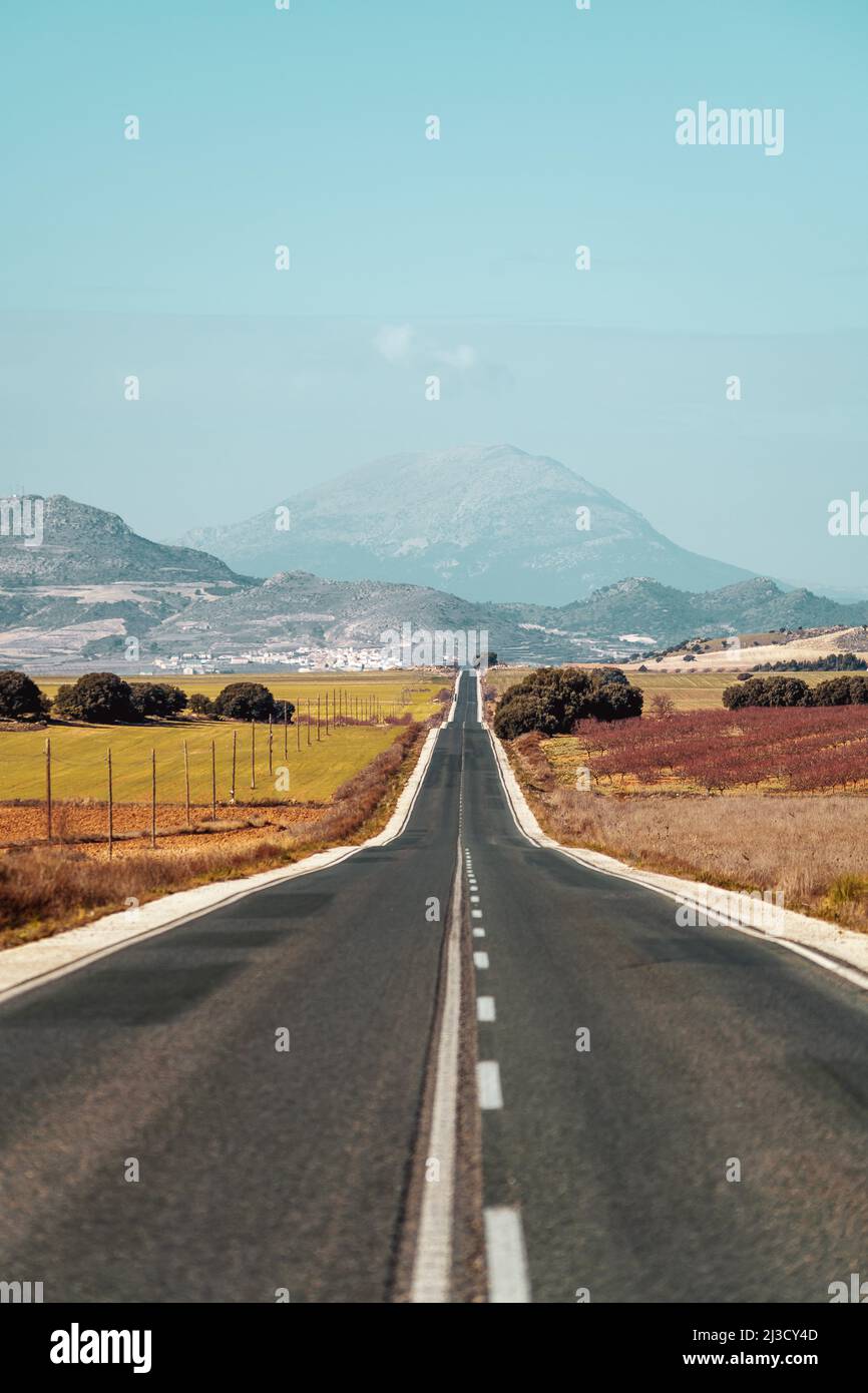 Empty road running straight hi-res stock photography and images - Alamy