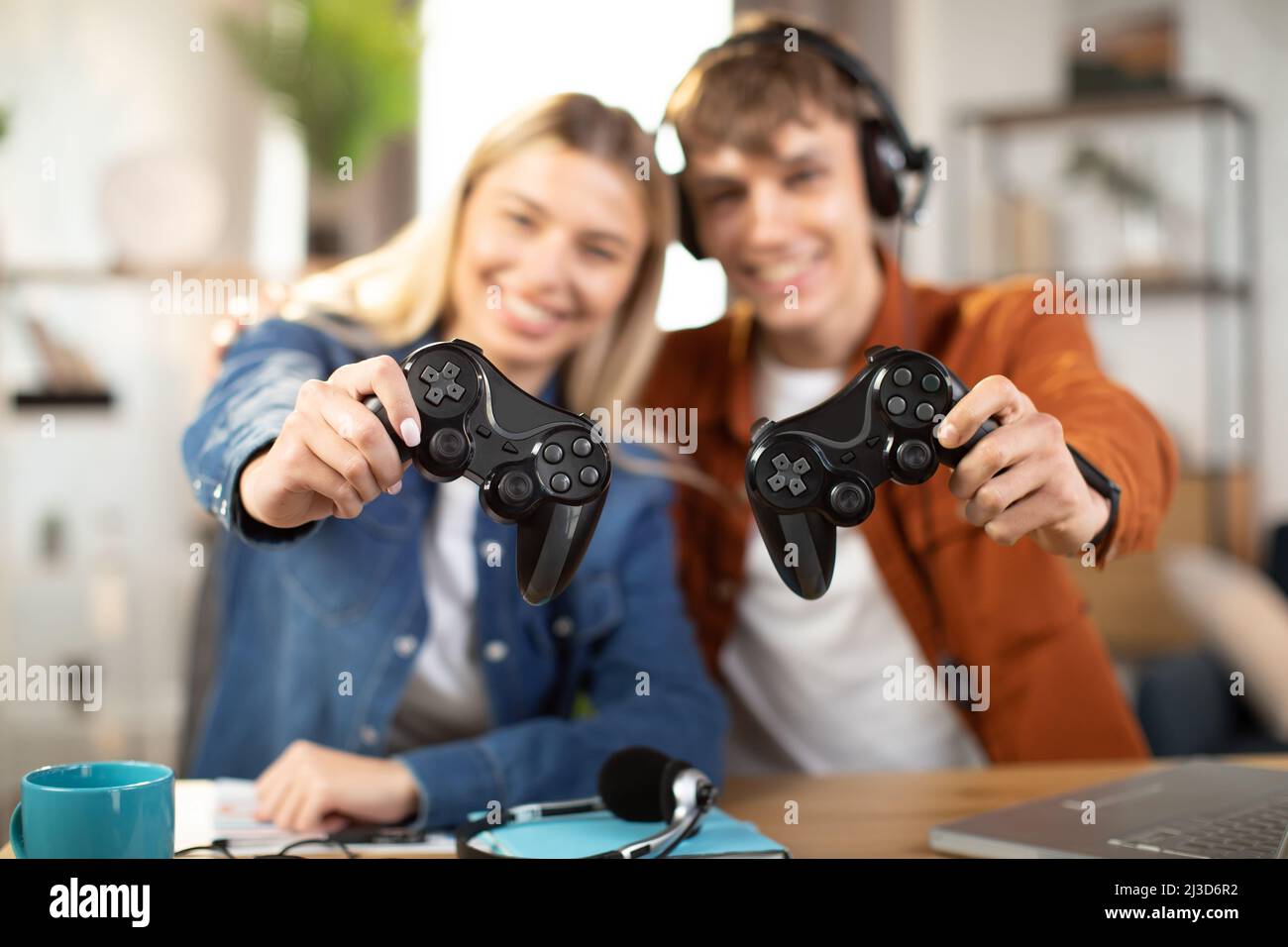 Waist up portrait of happy young people, handsome man and pretty blond ...