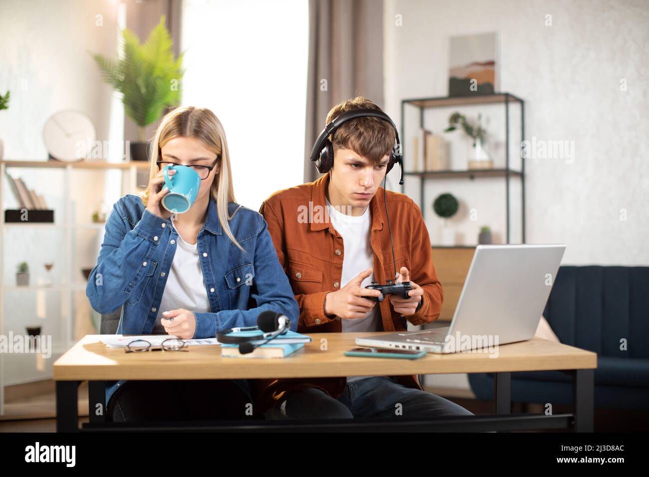 Teenagers playing video games how to hi-res stock photography and ...