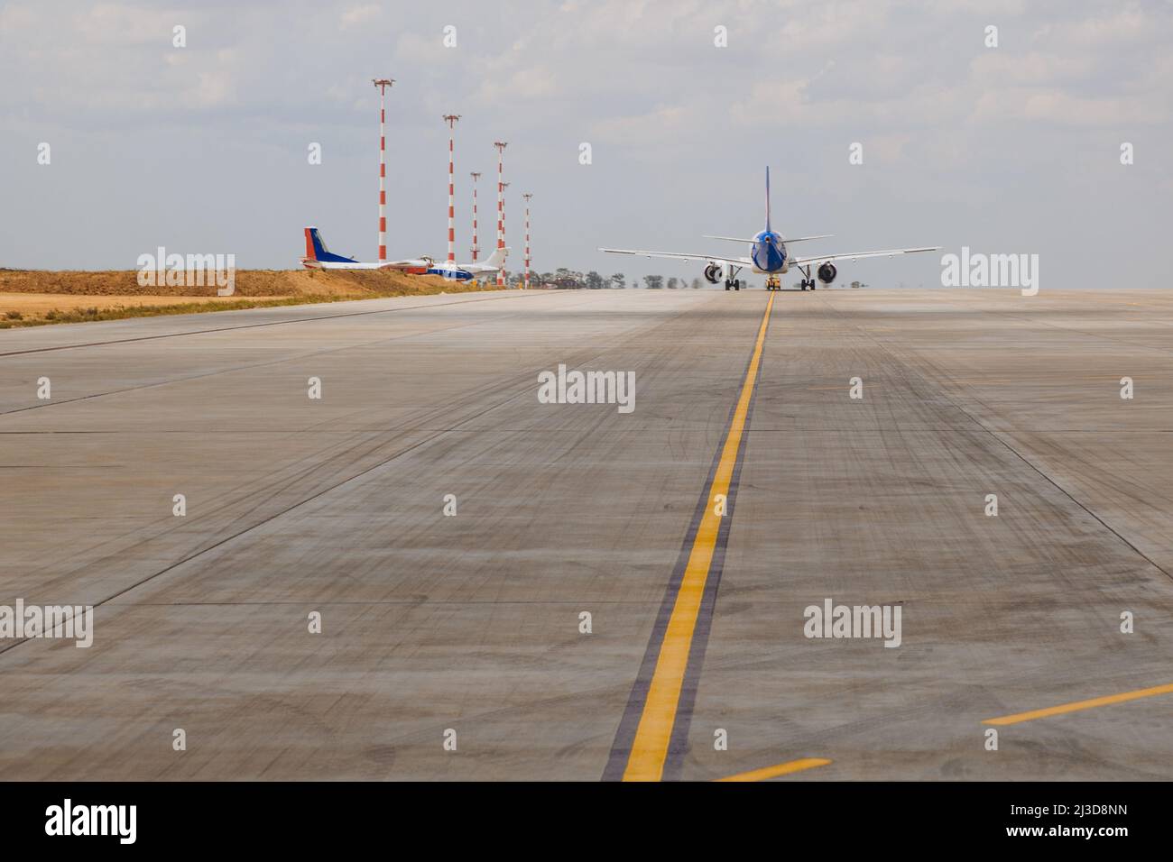 Airliner start takeoff hi-res stock photography and images - Alamy