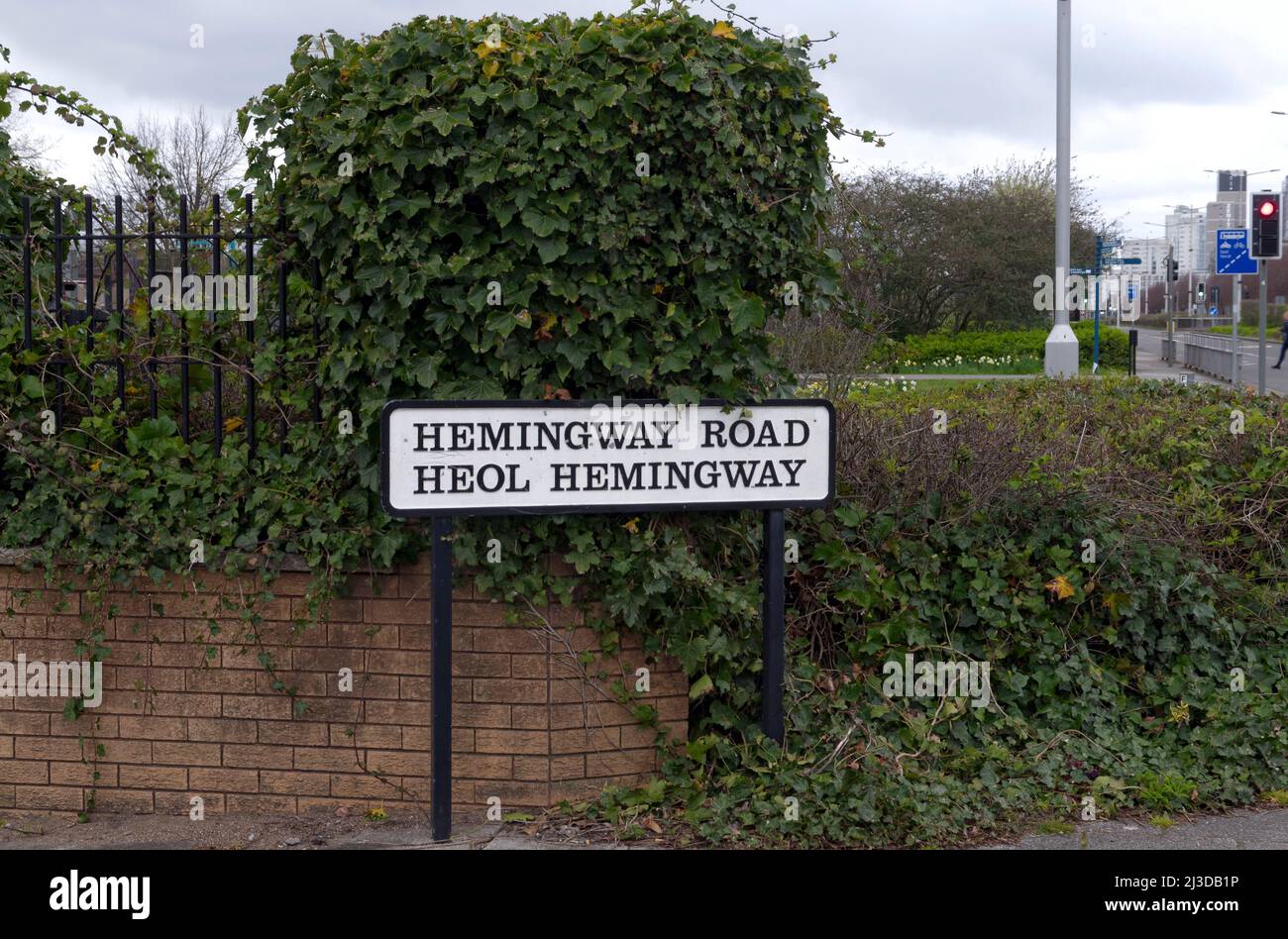 Street sign for Hemingway Road, Heol Hemingway, near Cardiff Bay ...