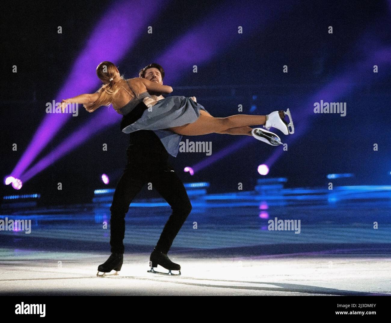 Show "Ice Age" in the sports complex "Yubileiny". Figure skaters ...