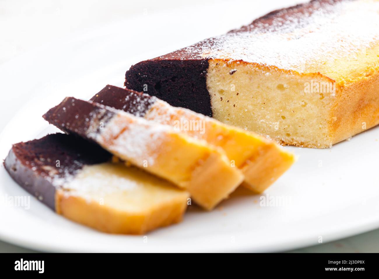 Coloured cake hi-res stock photography and images - Alamy