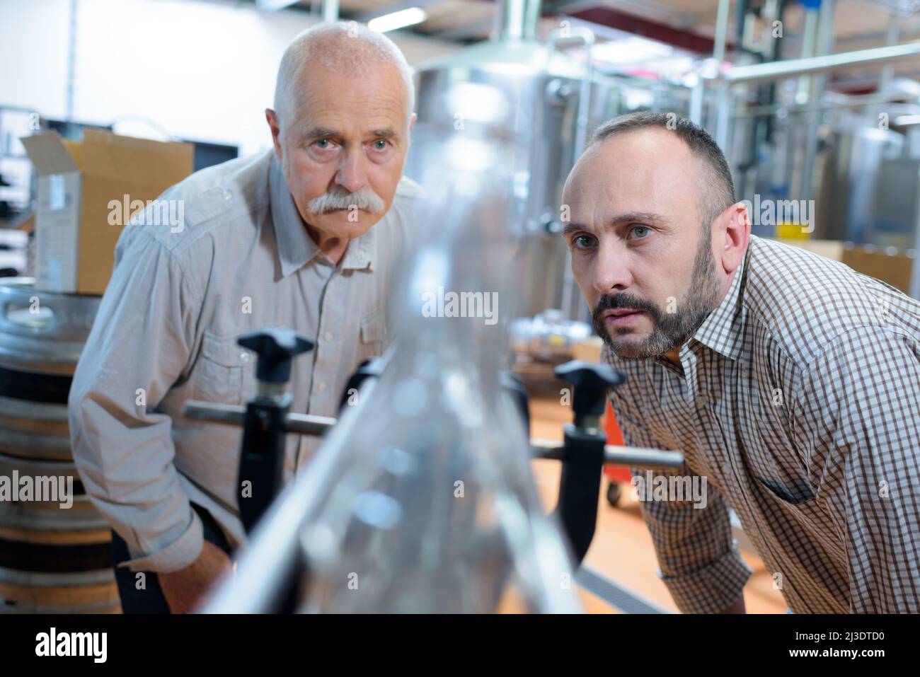 Workers oil storage tank hi-res stock photography and images - Alamy