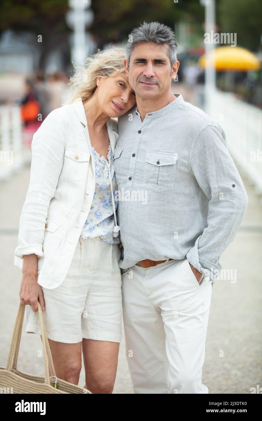 Middle aged couple hugging hi-res stock photography and images - Alamy