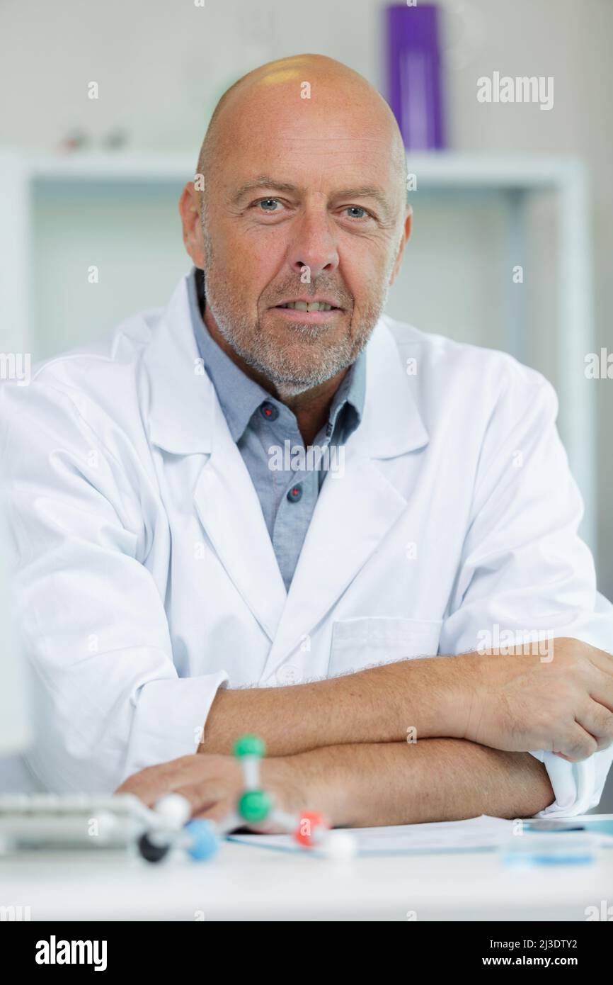 senior male researcher carrying out scientific research in a lab Stock ...