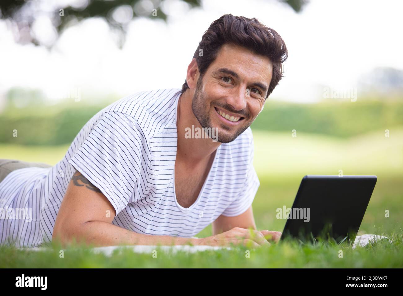 Man reading book under tree hi-res stock photography and images - Alamy