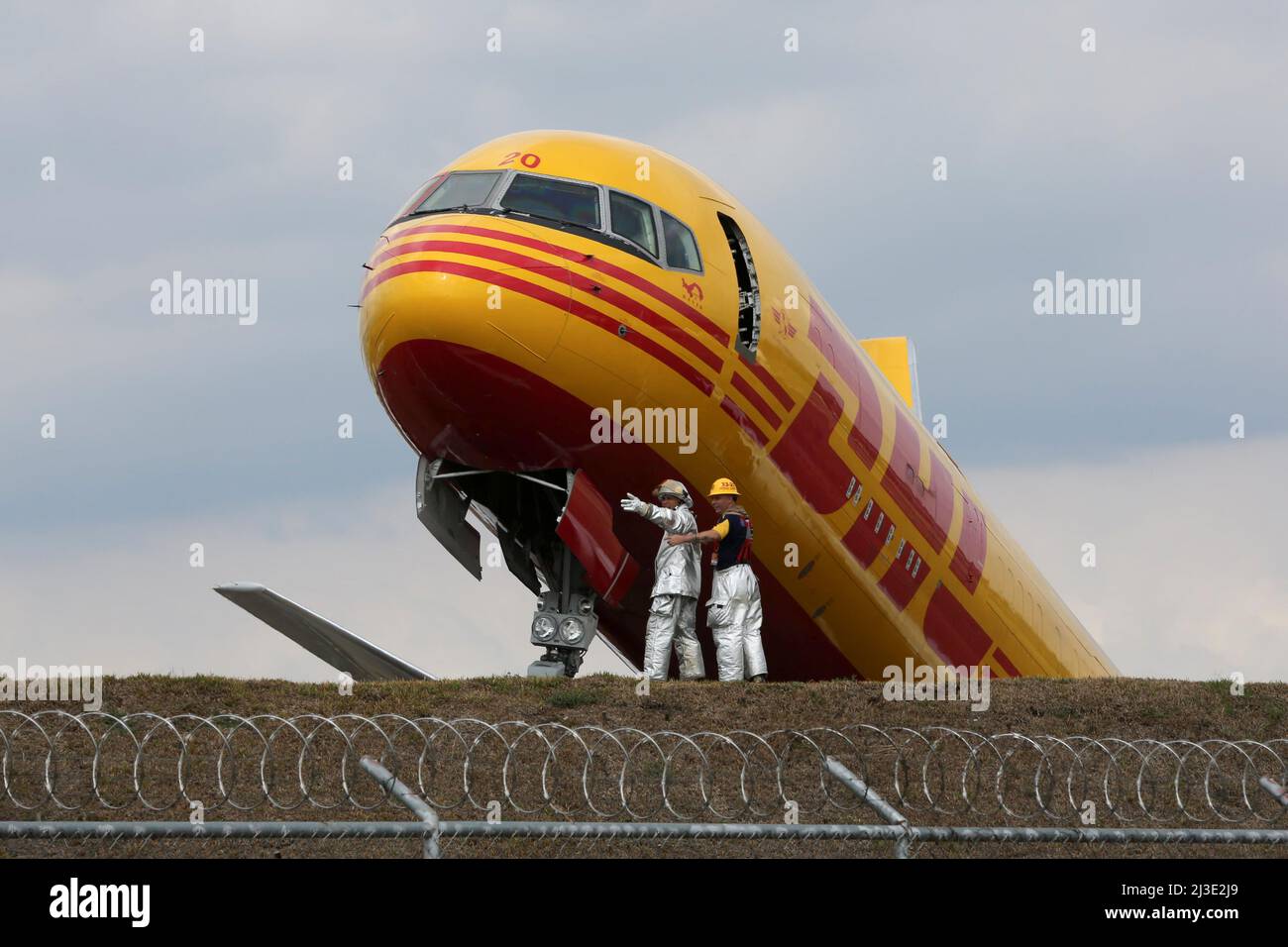 Dhl boeing 757 cargo aircraft hi-res stock photography and images - Alamy