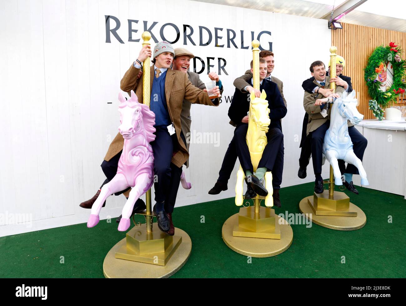 2022 aintree grand national horses hi-res stock photography and images ...