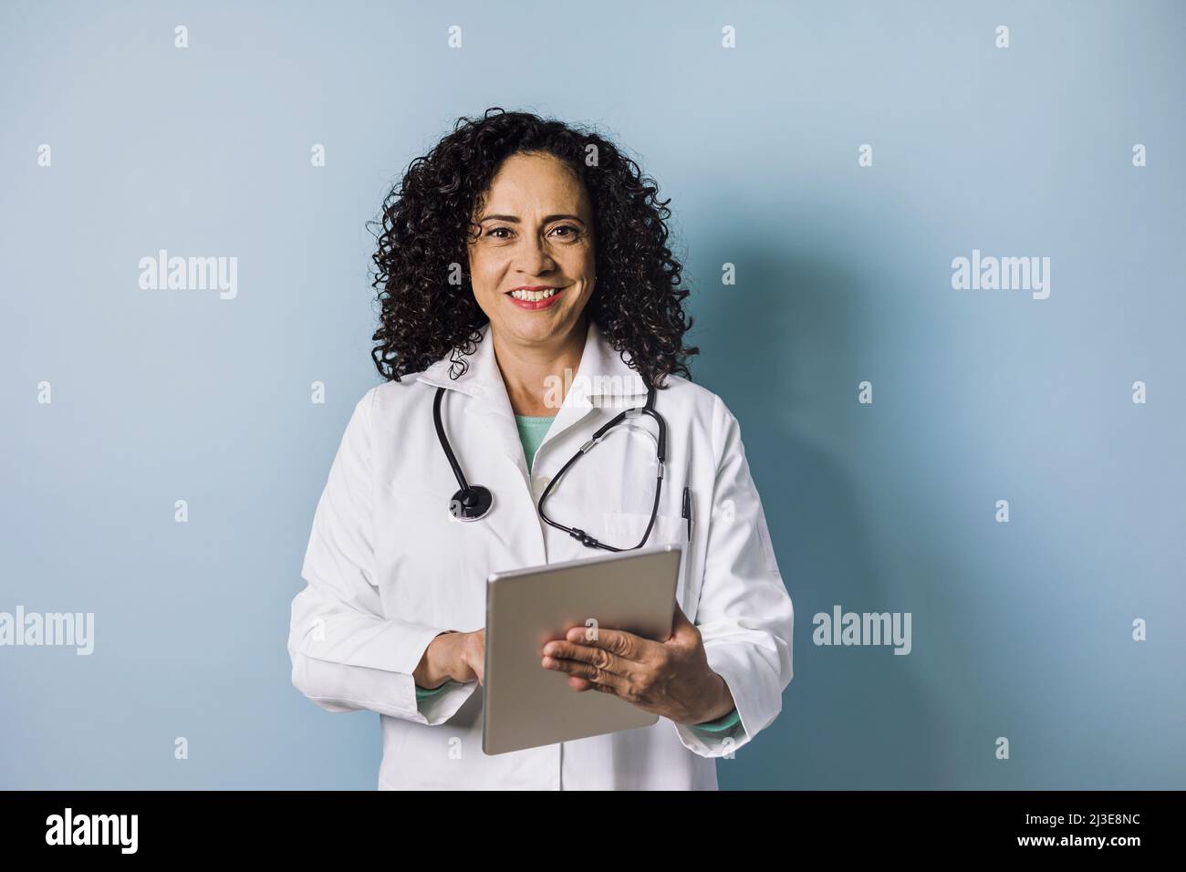 Hispanic doctor woman stethoscope hi-res stock photography and images ...