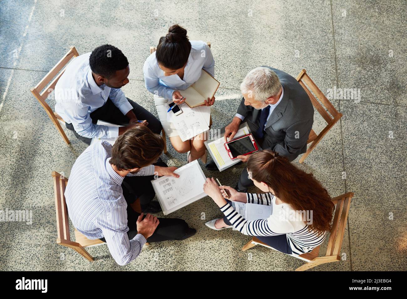 People around table meeting circle hi-res stock photography and images ...