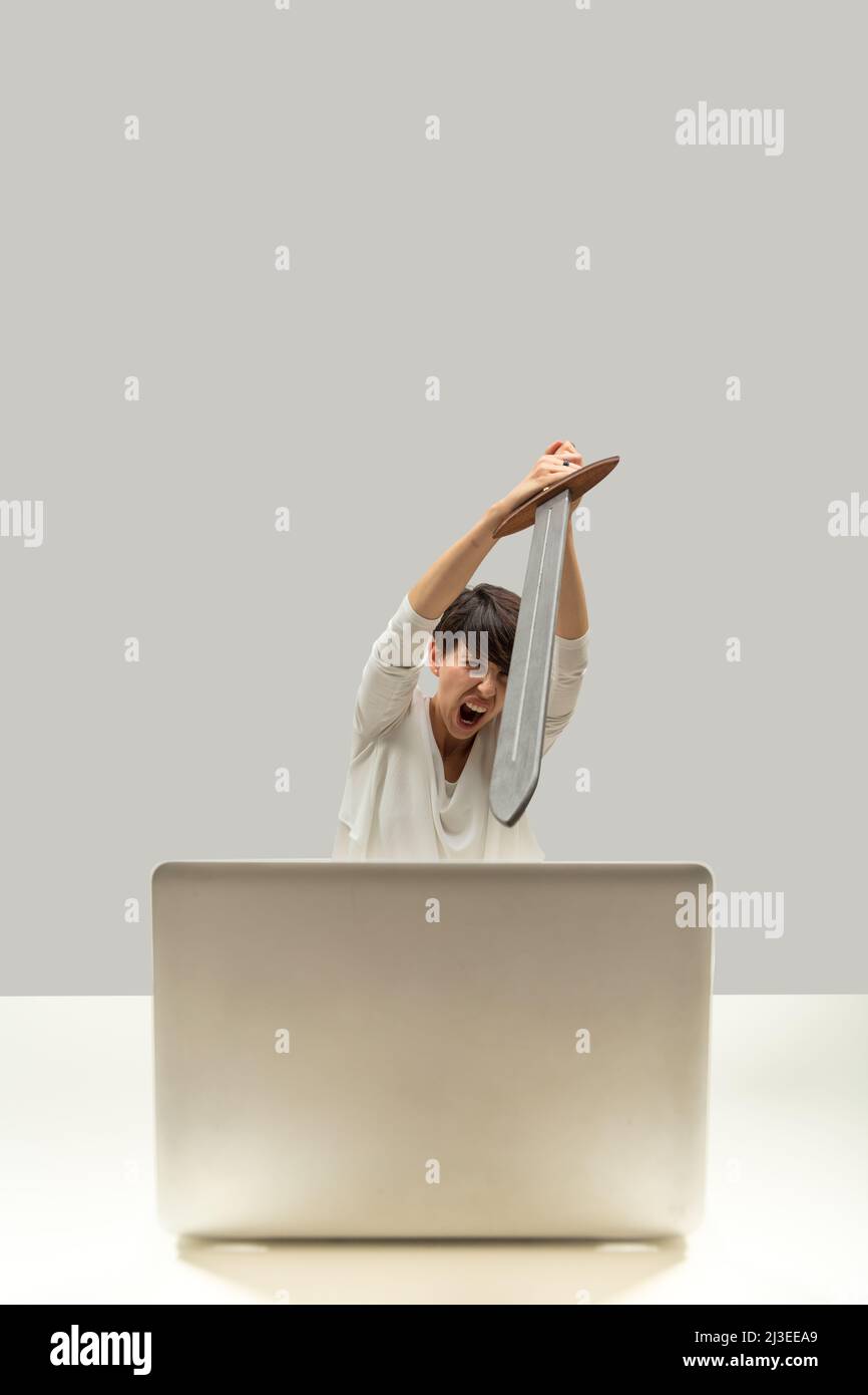 To the fight! Infernal machine I will prevail! Woman fights with her ...