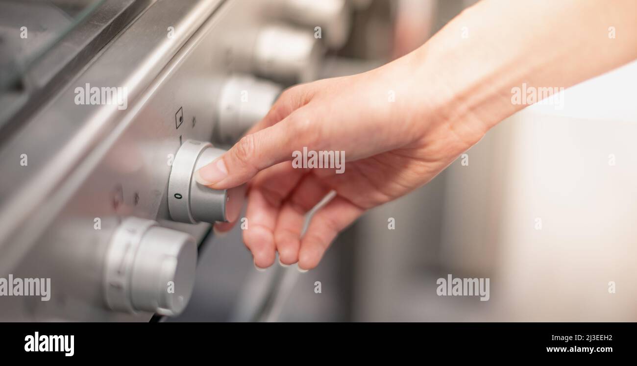 Closing oven door hi-res stock photography and images - Alamy