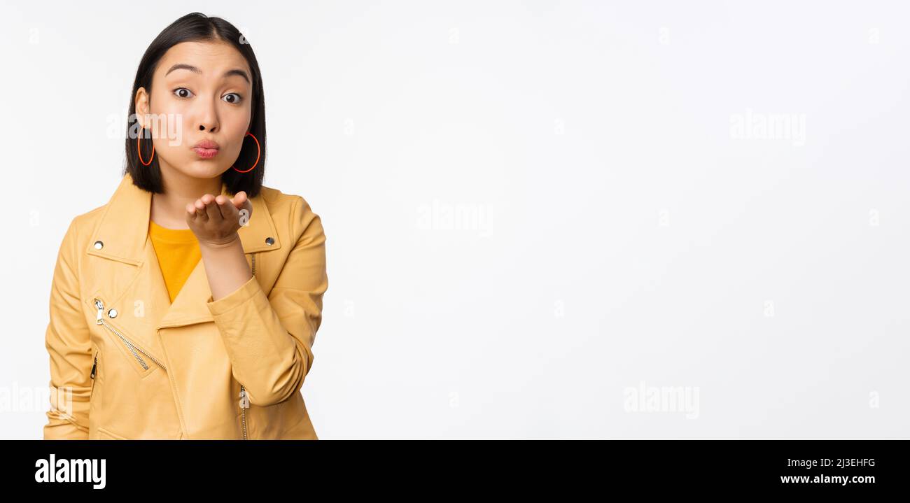 Cute korean stylish girl, sending air kiss, blowing mwah and looking ...