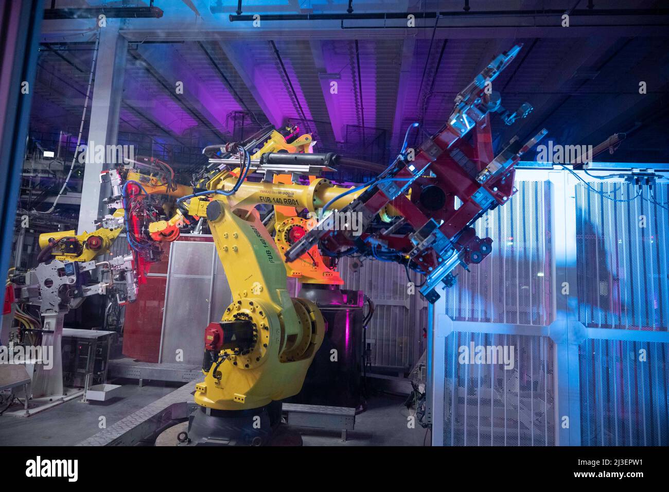 Austin, TX, USA. 7th Apr, 2022. Robotic machines line the manufacturing ...