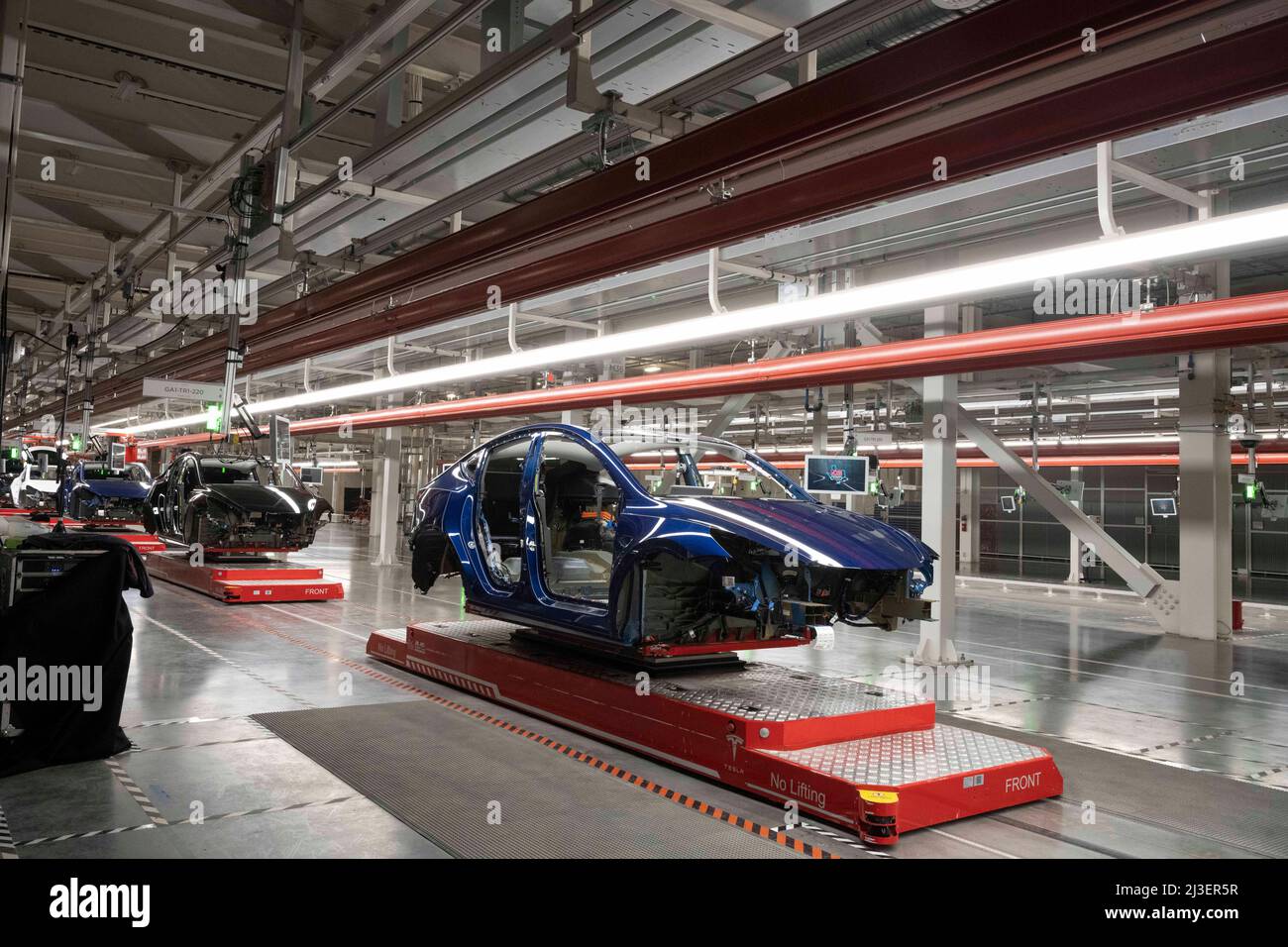 Austin, TX, USA. 7th Apr, 2022. Robotic machines line the manufacturing ...