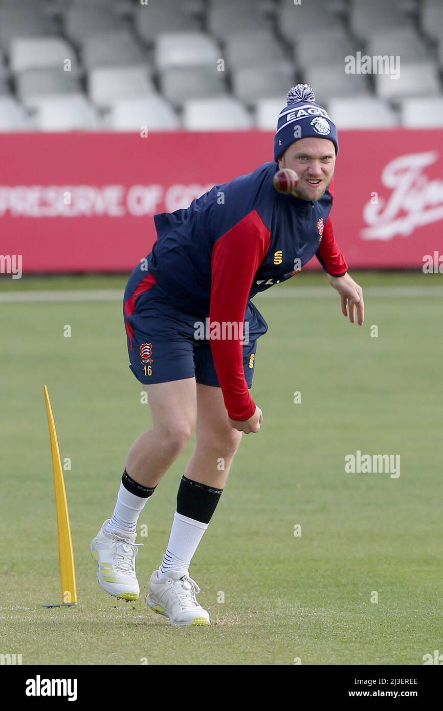 Sam Cook of Essex warms up during Essex CCC vs Kent CCC, LV Insurance ...