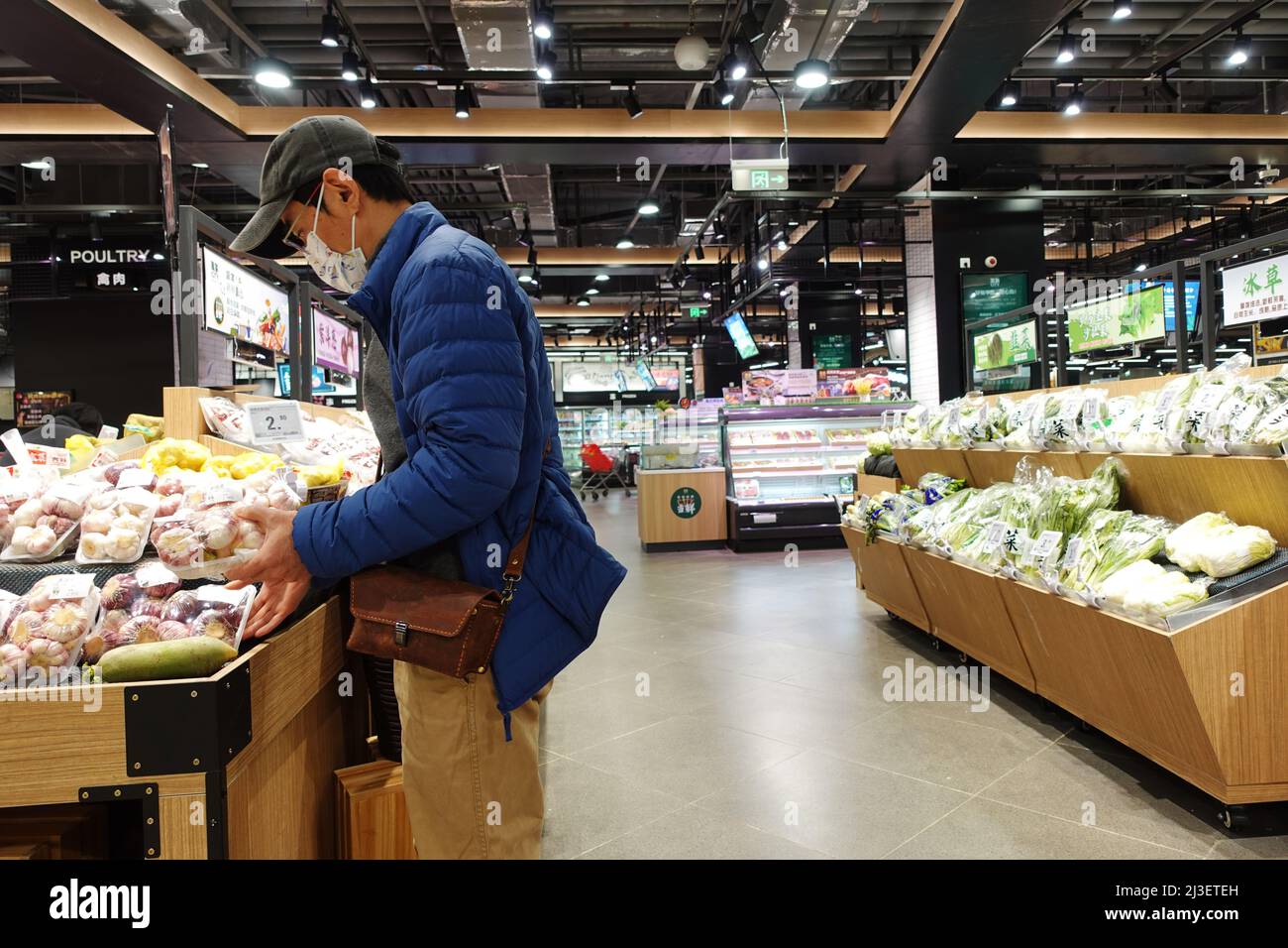 Man shopping in a supermarker Stock Photo - Alamy