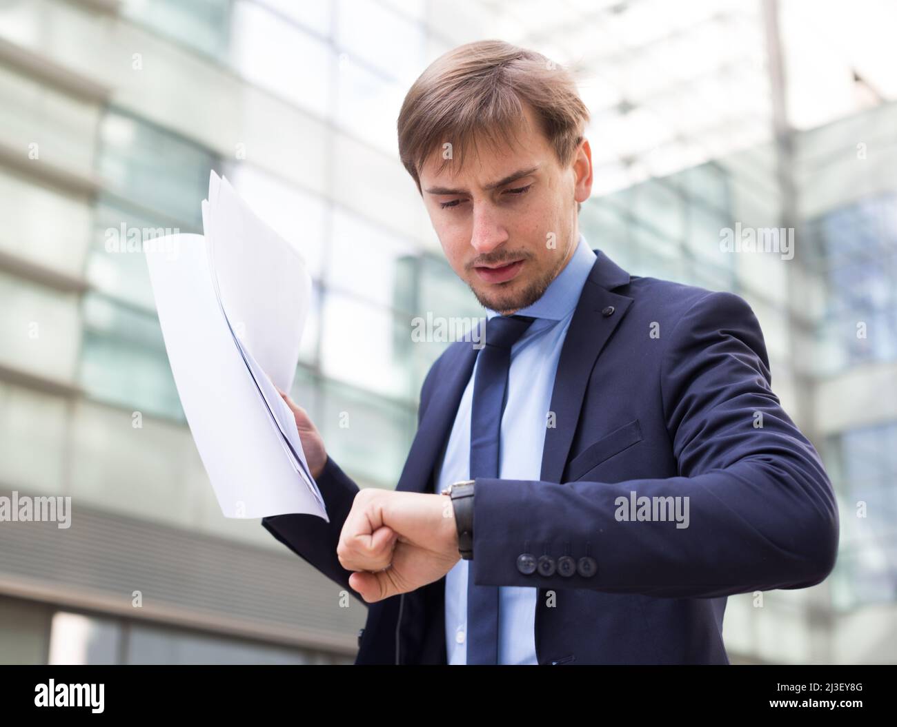 Hurrying business meeting hi-res stock photography and images - Alamy
