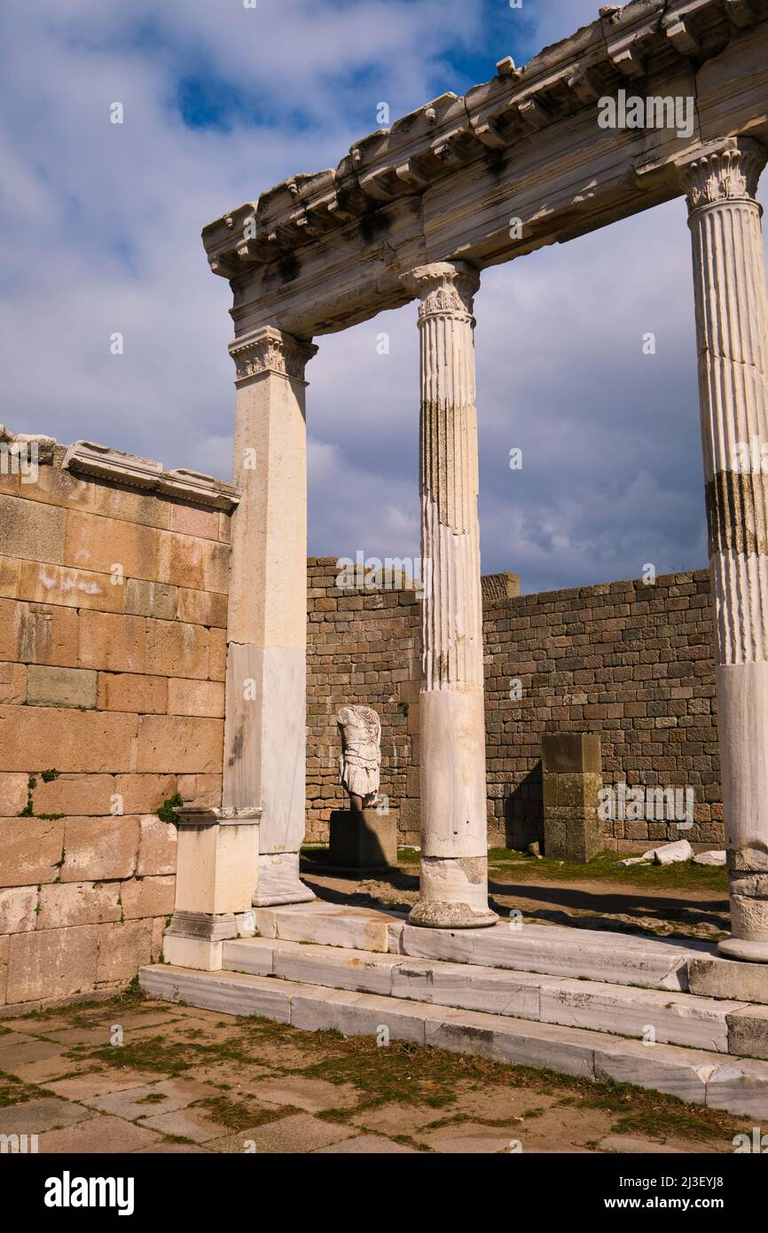 Headless roman statue near temple hi-res stock photography and images ...