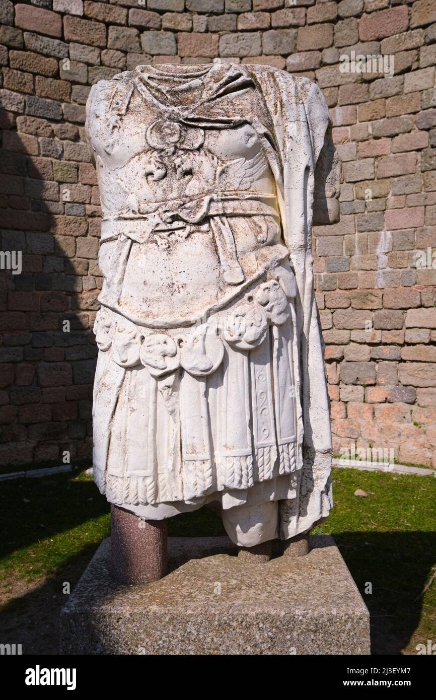 Headless roman statue near temple hi-res stock photography and images ...