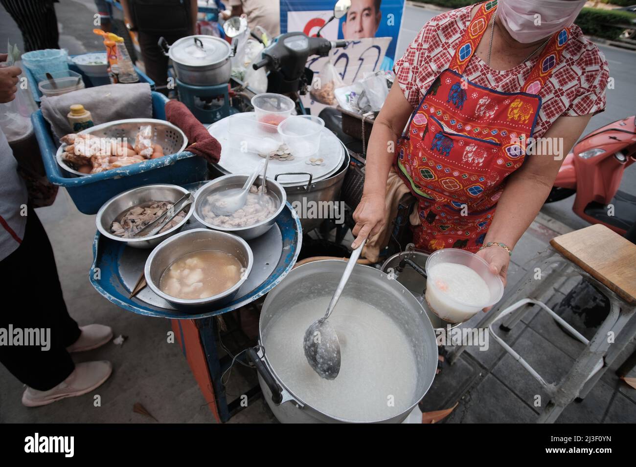 Thai lady cooking bangkok street food hi-res stock photography and ...